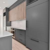 China Modern Kitchen Furniture with Blum Hardware and Customized Veneer Color Wood Design for sale