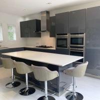 China Veneer Finished Top and Lacquer Finished Bottom Kitchen Cabinet in Glossy Gray Polymer for sale