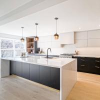 China YALIG Cuisine Melamine Kitchen Cabinet with Blum Hardware and Quartz Stone Countertop for sale