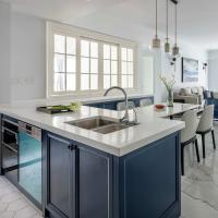 China Wall Mounted Unit Eco-Friendly Navy Blue Kitchen Cabinet Melamine Board Construction for sale