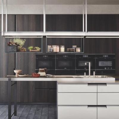 China Solid Luxury Kitchen Cabinets with Waterproof Fireproof and Lacquer Surface Treatment for sale