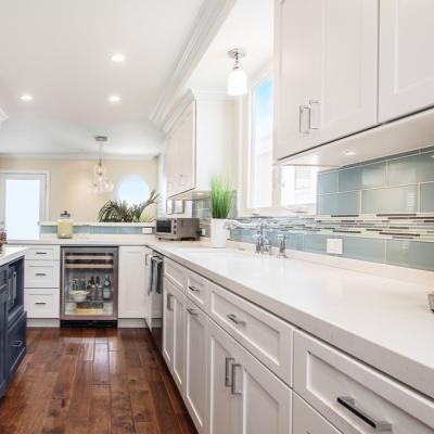 China 2024 Complete Solid Wood Luxury Kitchen Cabinet in Modern Style with Customized Color for sale