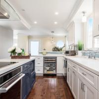 China 2024 Complete Solid Wood Luxury Kitchen Cabinet in Modern Style with Customized Color for sale