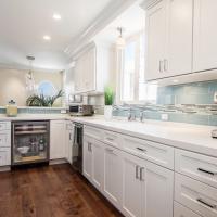 China Custom Luxury White Shaker Style Kitchen Cabinets with Melamine Board Carcase Material for sale