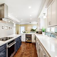 China 2024 Customized White Shaker Style PVC Kitchen Cabinet with Melamine Board Doors for sale