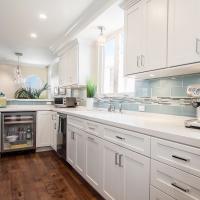 China 2024 Customized White Shaker Style PVC Kitchen Cabinet with Melamine Board Doors for sale