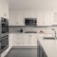 China 2024 Customized White Shaker Style PVC Kitchen Cabinet with Melamine Board Doors for sale