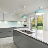China Flat Edge Countertop and Veneer Finish for Large White Kitchen Island in European Style for sale