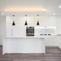 China Flat Edge Countertop and Veneer Finish for Large White Kitchen Island in European Style for sale