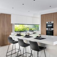 China Modern Design Melamine Kitchen Cabinet Set with Veneer Top and Lacquer Bottom Finish for sale