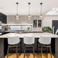 China E1 Particleboard High Gloss Lacquer Kitchen Cabinet with Glass Doors Modern Design for sale