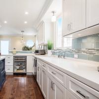 China European Island Design White Shaker Kitchen Cabinets with Quartz Stone Countertop and Sink for sale