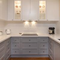 China European Island Design White Shaker Kitchen Cabinets with Quartz Stone Countertop and Sink for sale