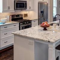 China European Island Design White Shaker Kitchen Cabinets with Quartz Stone Countertop and Sink for sale