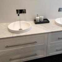 China Solid Wood Bathroom Vanity With Sink in Modern Design Style and Luxury White Lacquer for sale