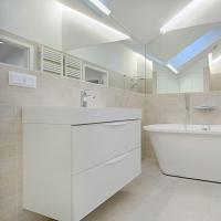 China Solid Wood Bathroom Vanity With Sink in Modern Design Style and Luxury White Lacquer for sale