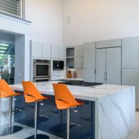 China Particleboard Door Material YALIG Painted Hpl Qatar Smart Fitted Kitchen Cabinet Modern for sale