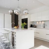 China YALIG Luxury Kitchen Furniture White Kitchen Cabinet Made of MDF and Melamine Board for sale