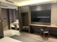 China Moisture Resistance Bedroom Wardrobe Closets for Home Villa Hotel Apartment High End for sale