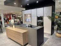 China Custom Luxury Kitchen Furniture with Italian Designs Countertop Material Quartz Stone for sale