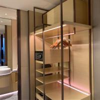 China Modern Style Wooden Clothes Closet Custom Luxury Design for Home Villa Hotel Apartment for sale