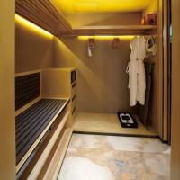 China Modern Style Wooden Clothes Closet Custom Luxury Design for Home Villa Hotel Apartment for sale