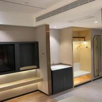 China Modern Style Wooden Clothes Closet Custom Luxury Design for Home Villa Hotel Apartment for sale