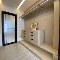 China YALIG Hotel Furniture Contemporary Wooden Sliding Door Wardrobe with Built-in System for sale