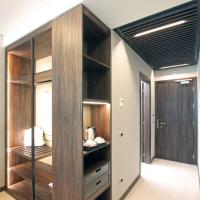 China YALIG Hotel Furniture Contemporary Wooden Sliding Door Wardrobe with Built-in System for sale