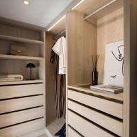 China Customized Natural Wood Grain Big Open Cloth Walk in Closet Wardrobe with Modern Style for sale