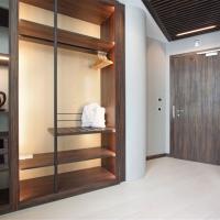 China YALIG Hotel Furniture Modern Wooden Sliding Door Wardrobe for Built-in Closet System for sale