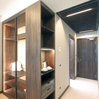 China YALIG Hotel Furniture Modern Wooden Sliding Door Wardrobe for Built-in Closet System for sale
