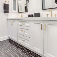 China Customized White Shaker Design Bathroom Vanity Combo with Sink YALIG Customized Designs for sale