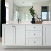 China Customized White Shaker Design Bathroom Vanity Combo with Sink YALIG Customized Designs for sale