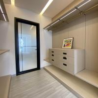 China Modern Wooden Bedroom Walk in Wardrobe with Custom Design and Mail Packing for sale