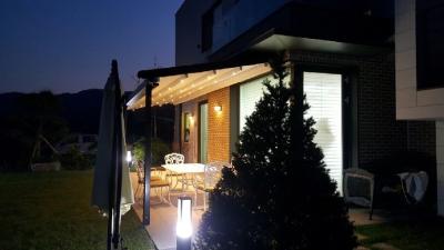 China Aluminum Folding Retractable Roof Pergola Attachable Gazebo Side Wall Mounted Awning for sale