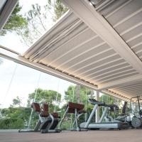 China Customized Retractable Outdoor Roof Automatic Pergola Roof For Swimming Pool for sale