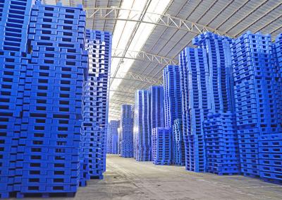 China Double Side Face 4-Way Entry Plastic Pallet 1000x1000x140mm with 2T Static Load Capacity for Industrial Warehouse Use for sale