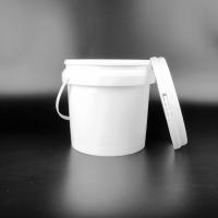 China 2L BPA-Free Plastic Food Storage Bucket with Lid - 14.4cm x 15cm Dimensions for Pet Food Packaging for sale