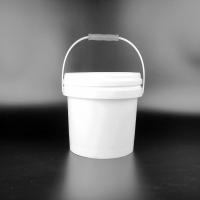 China 2L BPA-Free Plastic Food Storage Bucket with Lid - 14.4cm x 15cm Dimensions for Pet Food Packaging for sale