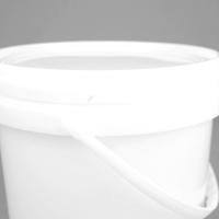China Customized 5L Plastic Paint Bucket PP White Round Pail with Metal Handle for sale