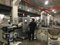 China Label Rolls Nonstop Slitting Machine With Turret Rewinder Auto Labelling for sale