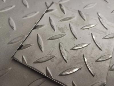China 304 Stainless Steel Checkered Plate Hot Rolled with Polished Surface for Non-Slip Applications for sale