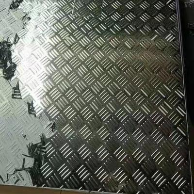 China Embossed Anti Slip 304 Stainless Steel Diamond Plate with Checkered Surface for Industrial Use for sale