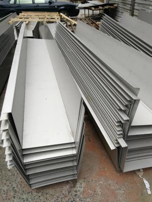 China 304 Stainless Steel Gutter Customized Size Rainfall Gutter Corrosion Resistant for Metal Building for sale