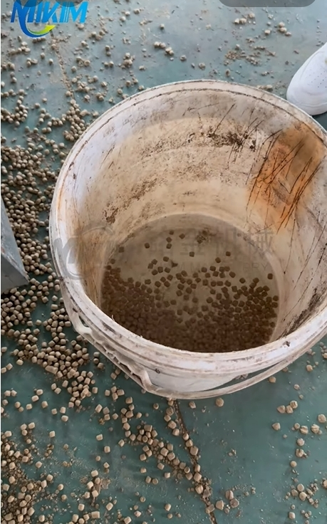24-hour floating rate test for fish feed pellets produced by a 300-400kg/h dry type extruder, showing 98% buoyancy for Indonesian tilapia and catfish feed.