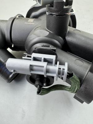 China Land Rover Discovery 2.0L Diesel Thermostat Assembly LR105975 Genuine Part for sale