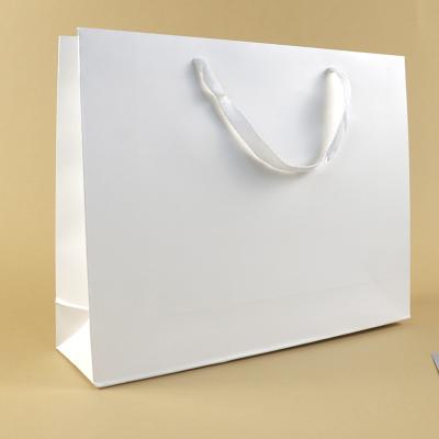 China Pure White Shopping Paper Bags with 250gsm FSC-Certified Paper and 3kg Weight Capacity for Luxury Garment Packaging for sale