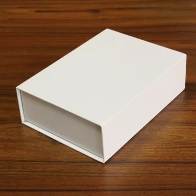 China Custom 26cm Foldable Magnetic Closure Gift Box - White Cardboard Square Packaging for Jewelry & Cosmetics for sale