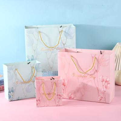 China Custom White Cardboard Gift Bags with Logo Printing - Eco-Friendly Kraft Paper Packaging in Custom Sizes for sale